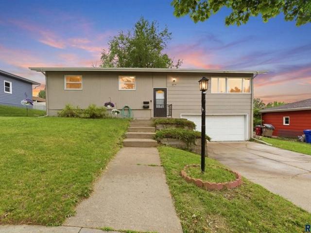 2313 E 17th St, Sioux Falls, SD 57103