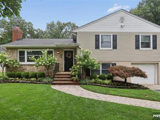 231 Canterbury Dr, Ramsey, NJ 07446