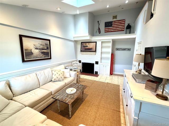 231 Dune Road 905
