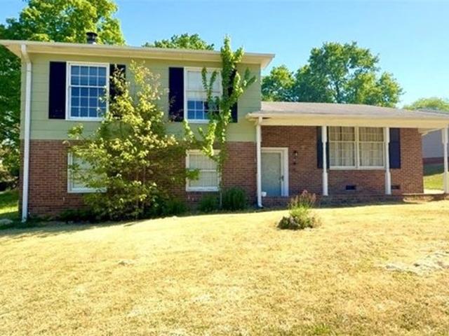 231 Foxcroft Dr, Winston Salem, NC 27103