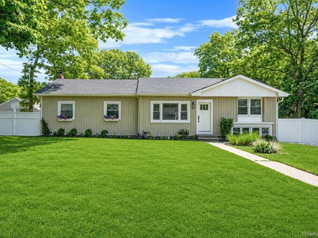 231 Maple St, Medford, NY 11763