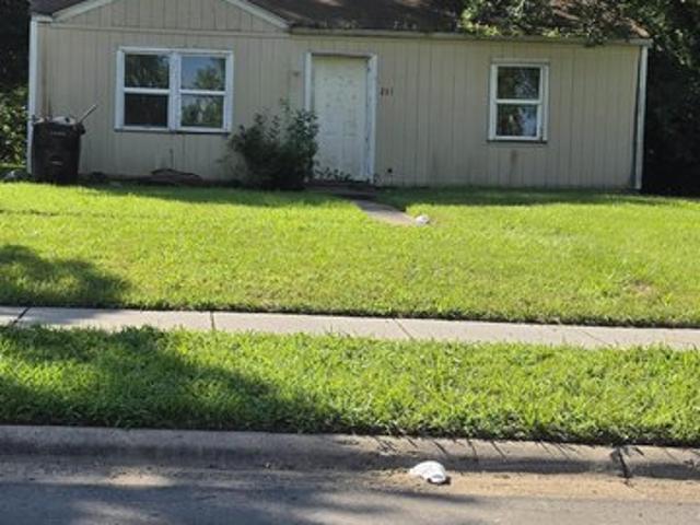 231 SE Pinecrest Dr, Topeka, KS 66605