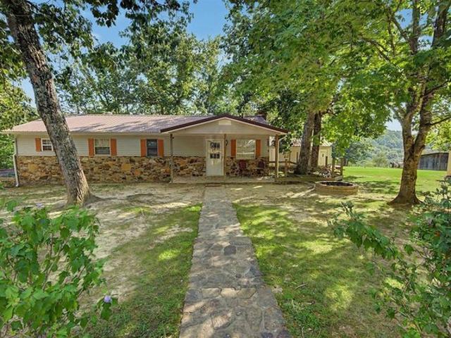 231 Walnut Dr, Mammoth Cave, KY 42259