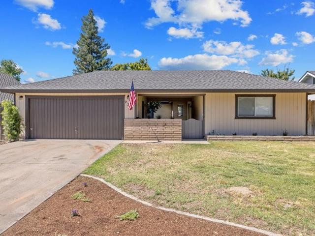 2324 E Harvard Ct, Visalia, CA 93292