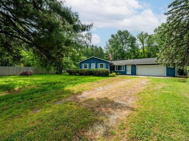 2326 Ann Ct, Stevensville, MI 49127