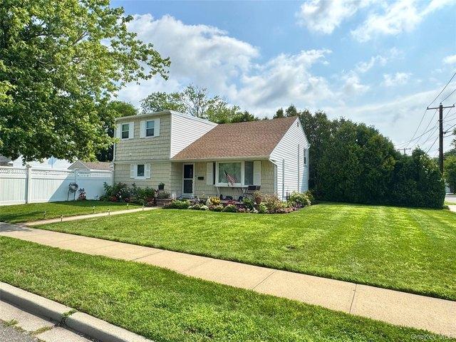 2327 Penatiquit Ave, Seaford, NY 11783
