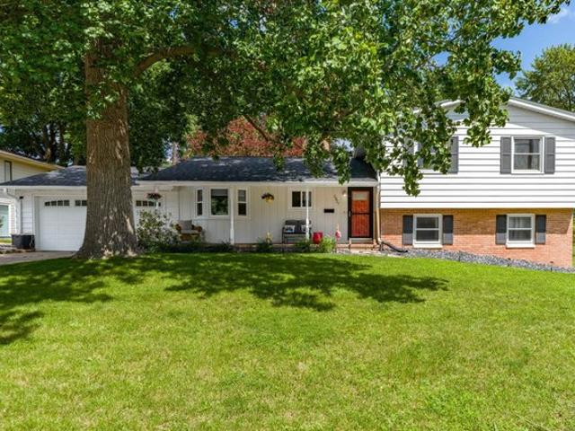 2327 Salem Ct, Bettendorf, IA 52722