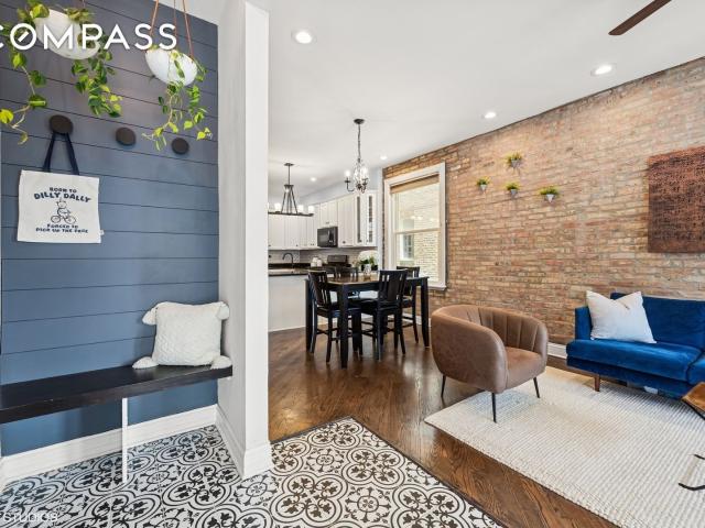 2328 W Augusta Blvd 1F, Chicago, IL