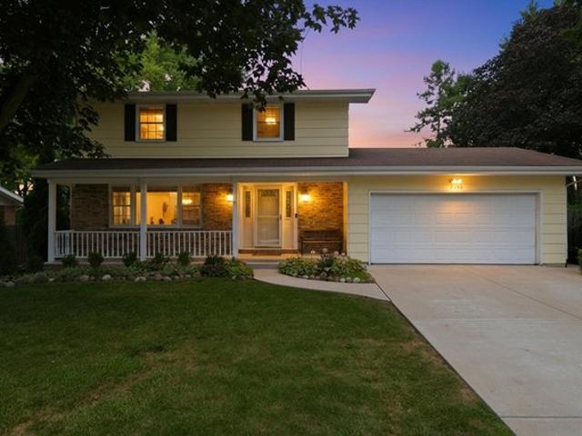 2320 E Beck Rd, Lindenhurst, IL 60046