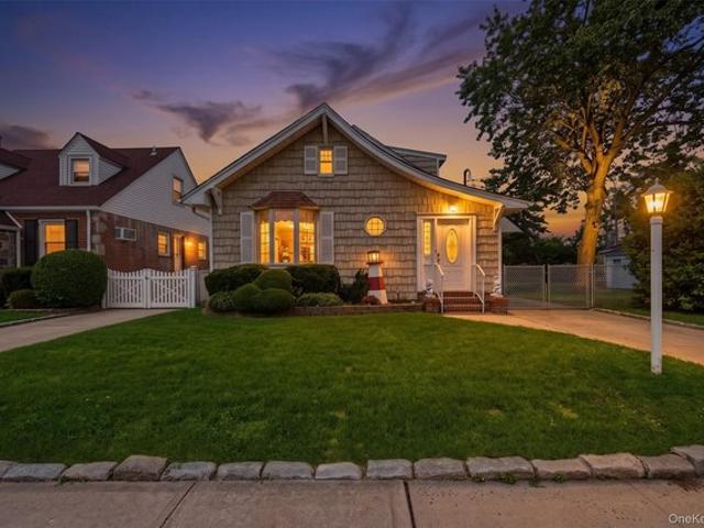 2320 Saratoga St, Oceanside, NY 11572
