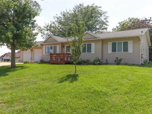 2322 27th St SW, Cedar Rapids, IA 52404