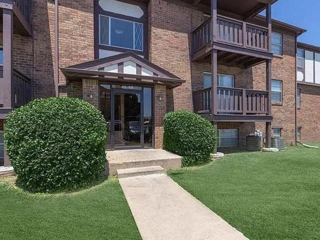 2323 N Woodlawn Blvd, Wichita, KS 67220