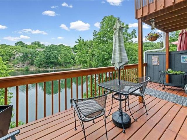 232 NE Bayview Dr, Lee's Summit, MO 64064