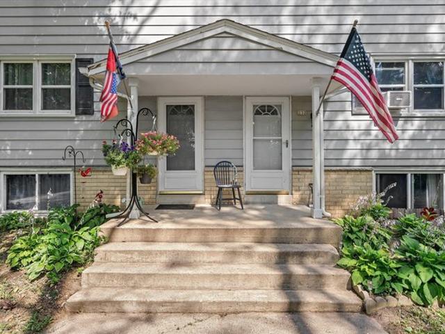 232 Wolf Dr, Dousman, WI 53118