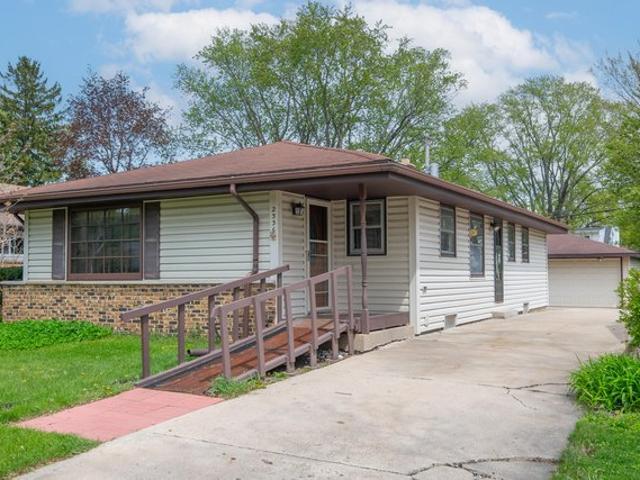 2336 N 116th St, Wauwatosa, WI 53226