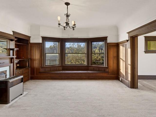 2338 Roosevelt Ave