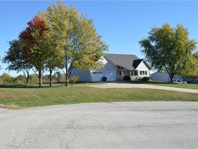 23305 S Hickory Ct, Spring Hill, KS 66083