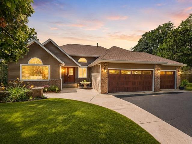 2330 Overlook Cir E, Maplewood, MN 55119
