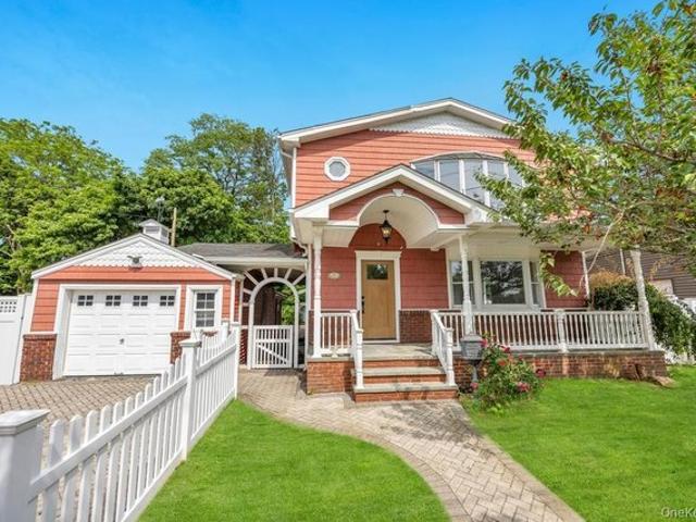 2331 Neptune Ave, Seaford, NY 11783