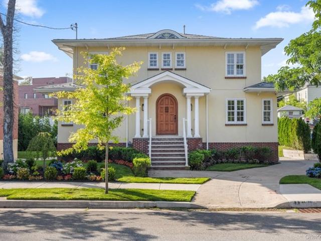 233 2 Dr, Douglaston, NY 11363