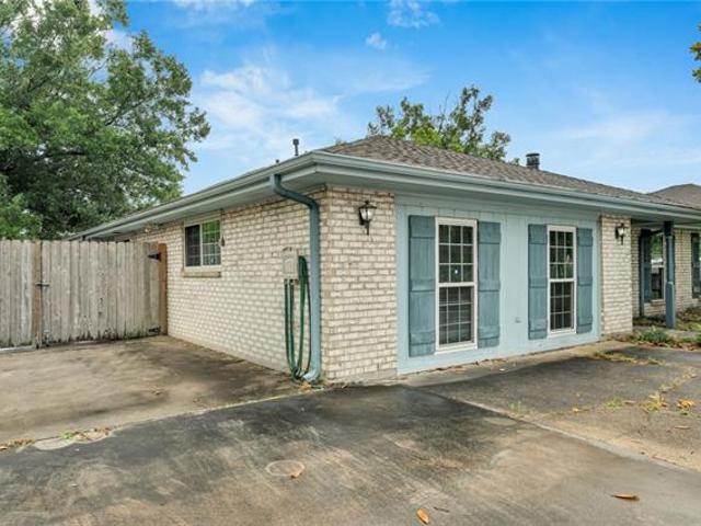 233 Colonial Club Dr, Harahan, LA 70123 | MLS #2556