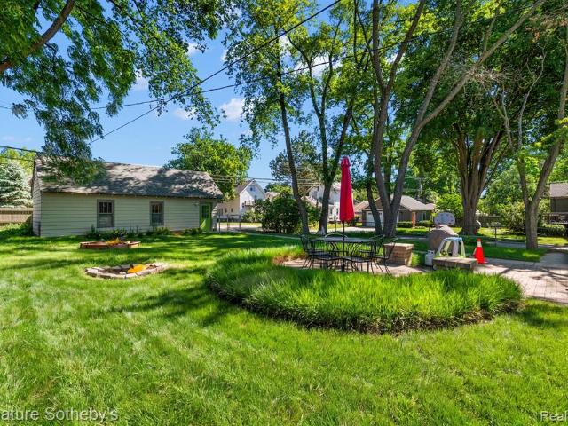 233 E Farnum Avenue