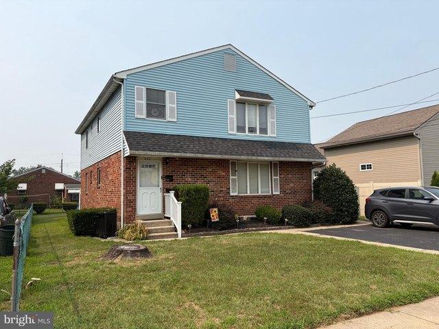 233 Mohican St, Essington, PA 19029