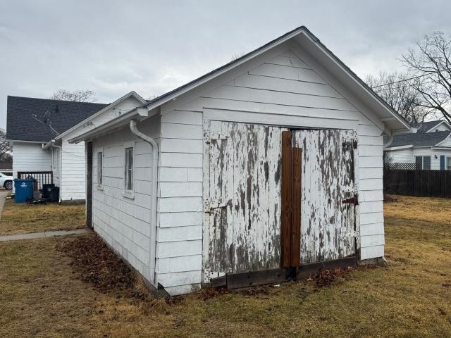233 N Jones