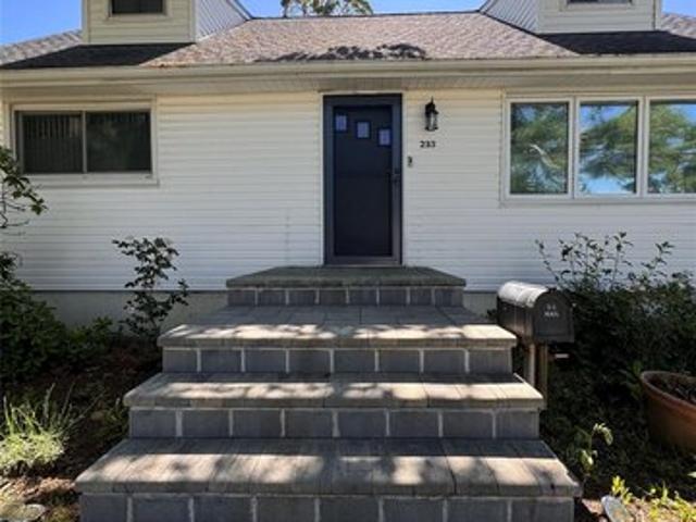 233 S 15th St, Lindenhurst, NY 11757