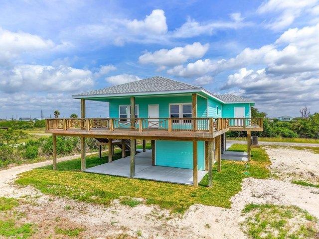 233 W Club Oak Ln, Rockport, TX 78382