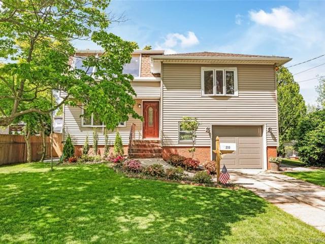 233 Walnut St, Massapequa Park, NY 11762