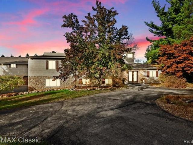 2345 E Commerce Rd, Milford, MI 48381