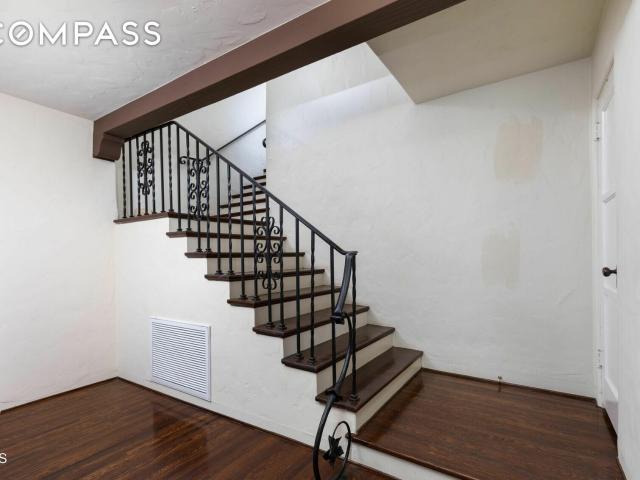 2345 Queensberry Road, Pasadena, US, CA