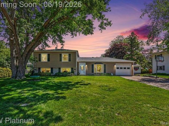 2346 Riverwood Dr, Port Huron, MI 48060