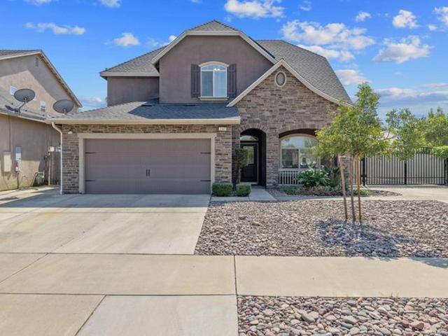 2347 W Babcock Ave, Visalia, CA 93291