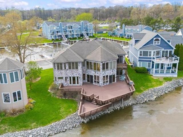 2349 Riverside Pointe Dr, Saint Joseph, MI 49085