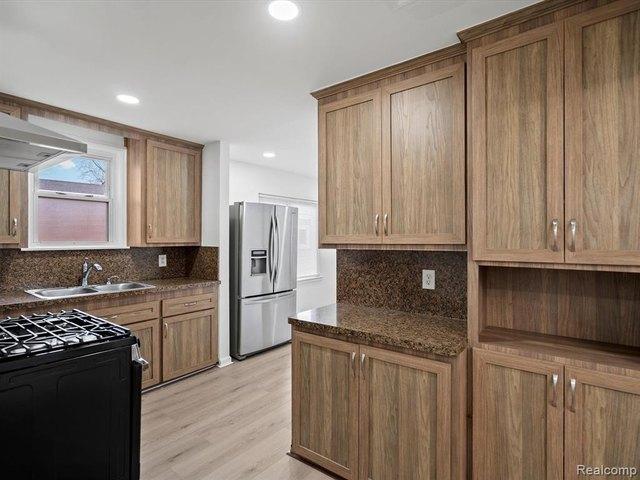 23409 Carlisle Ave, Hazel Park, MI 48030
