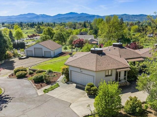 2340 Hillside Dr, Central Point, OR 97502