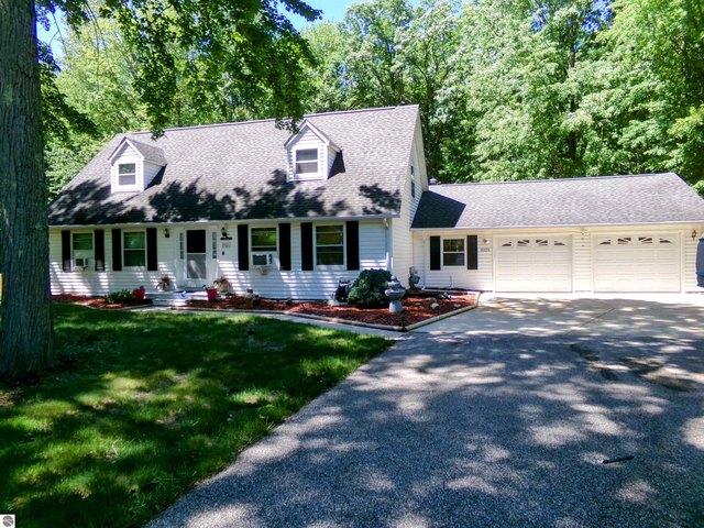 2341 E Cherrywood Dr, Midland, MI 48640
