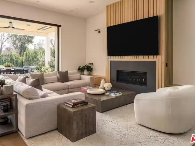 23428 Califa St Houses in Los Angeles, CA