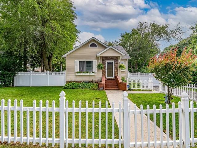 234 Grand Ave, Lindenhurst, NY 11757