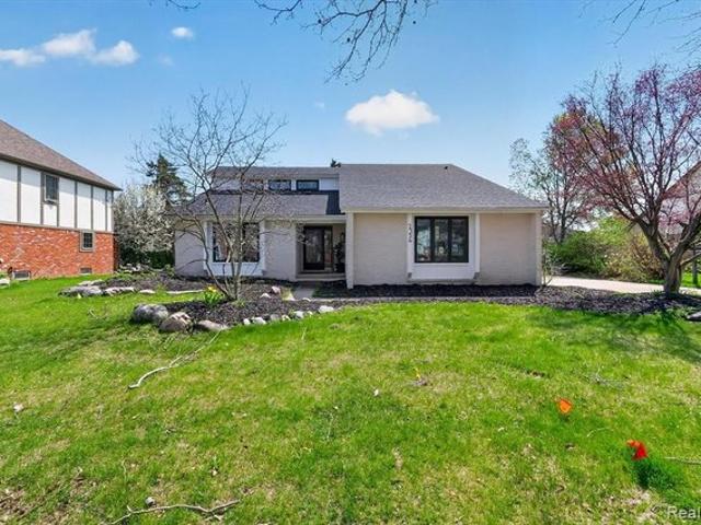 2354 Erickson Dr, Troy, MI 48085