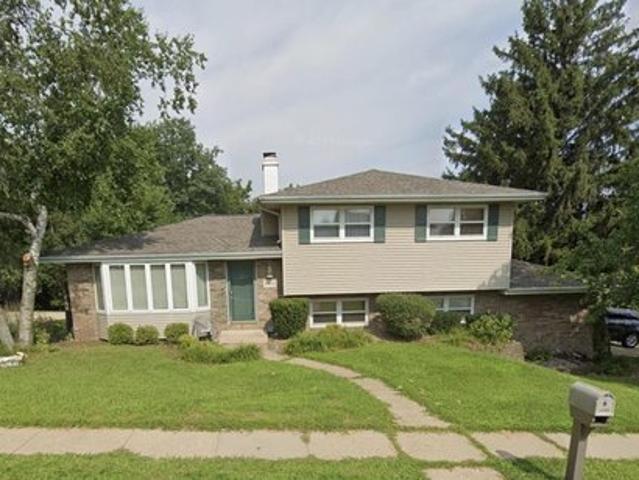 2355 Clarke Crest Dr, Dubuque, IA 52001