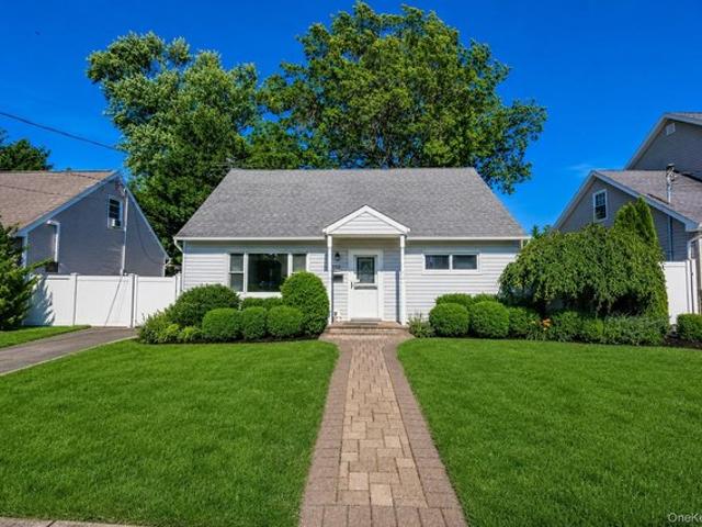 2355 Penatiquit Ave, Seaford, NY 11783
