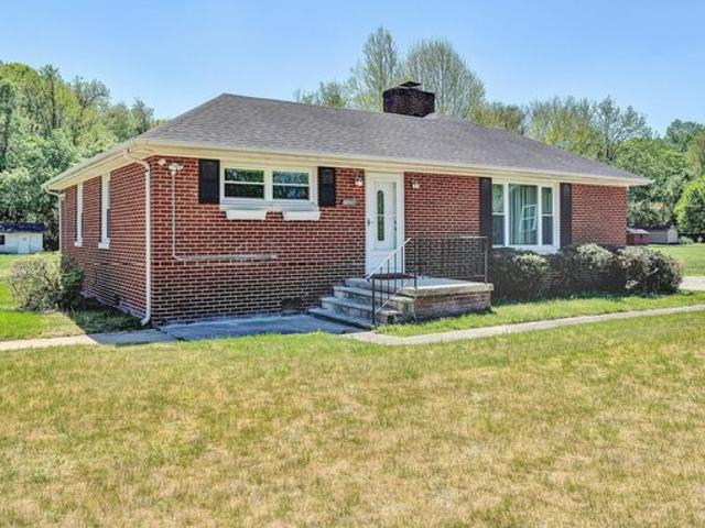 2356 W Riverside Dr, Salem, VA 24153
