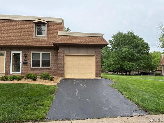 2350 Charlemagne Dr, Maryland Heights, MO 63043