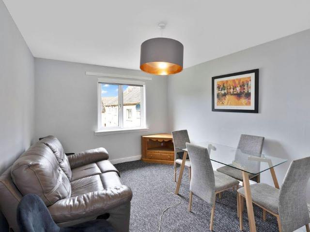 2350L Alan Breck Gardens, Edinburgh. 4 bed flat to rent £1,900 pcm £438 pw