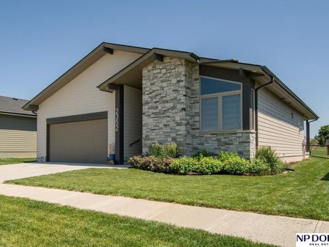 2352 Landing Ln, Blair, NE 68008
