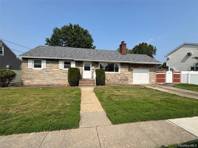 235 10th St, Bethpage, NY 11714