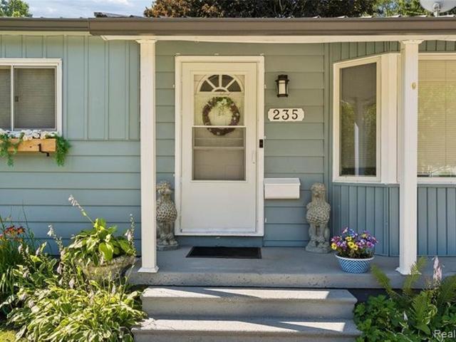 235 Airport Dr, Holly Vlg, MI 48442
